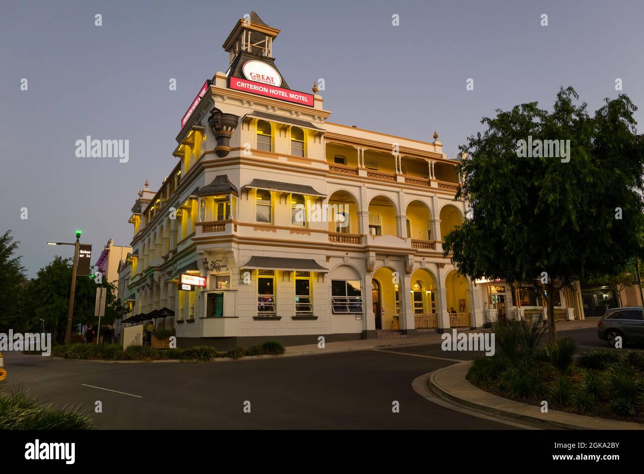 Three storey hotel hi-res stock photography and images - Alamy