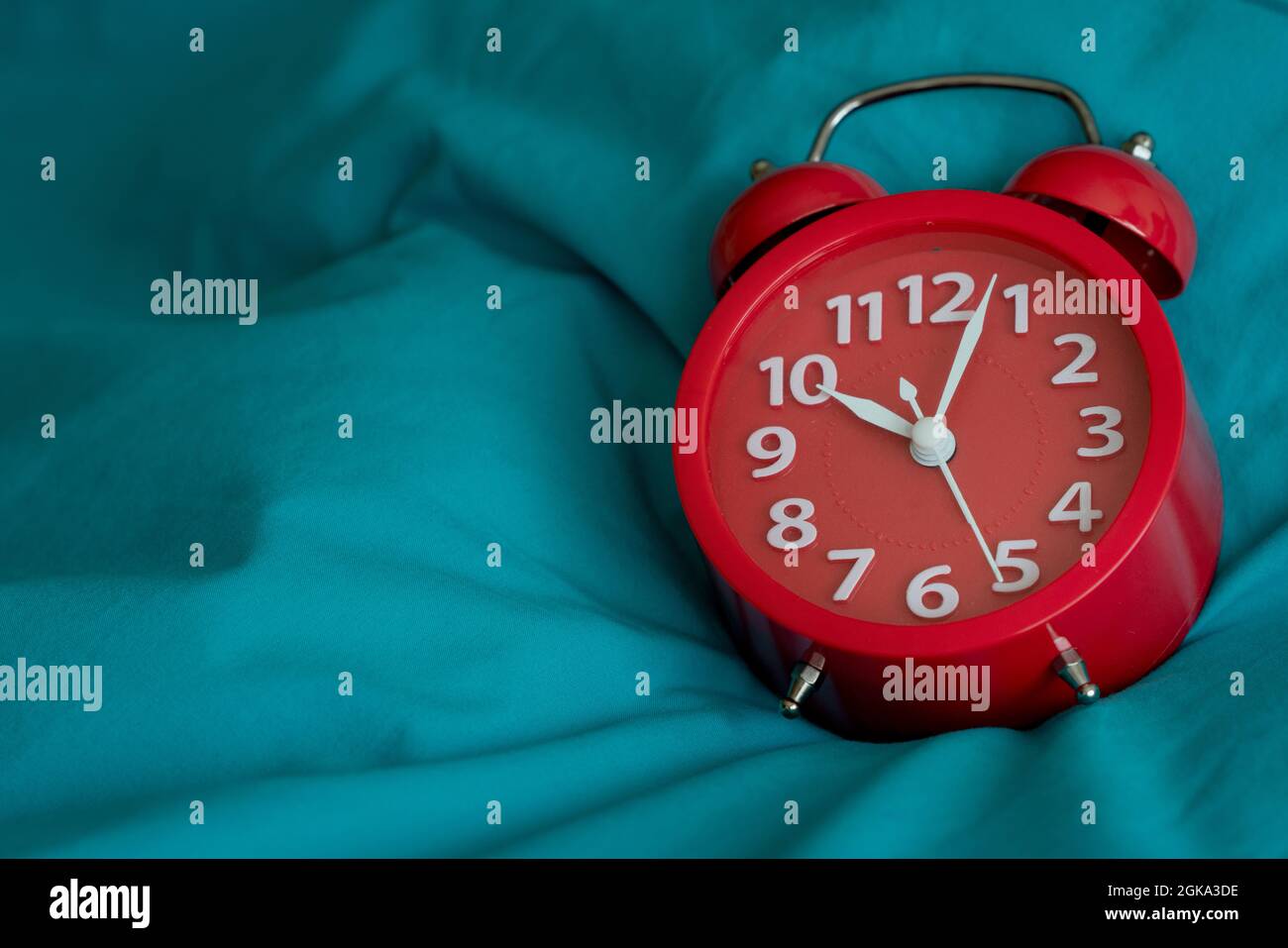 Closeup on clockwise. Face of red Alarm clock at 10 O'clock Stock Photo ...
