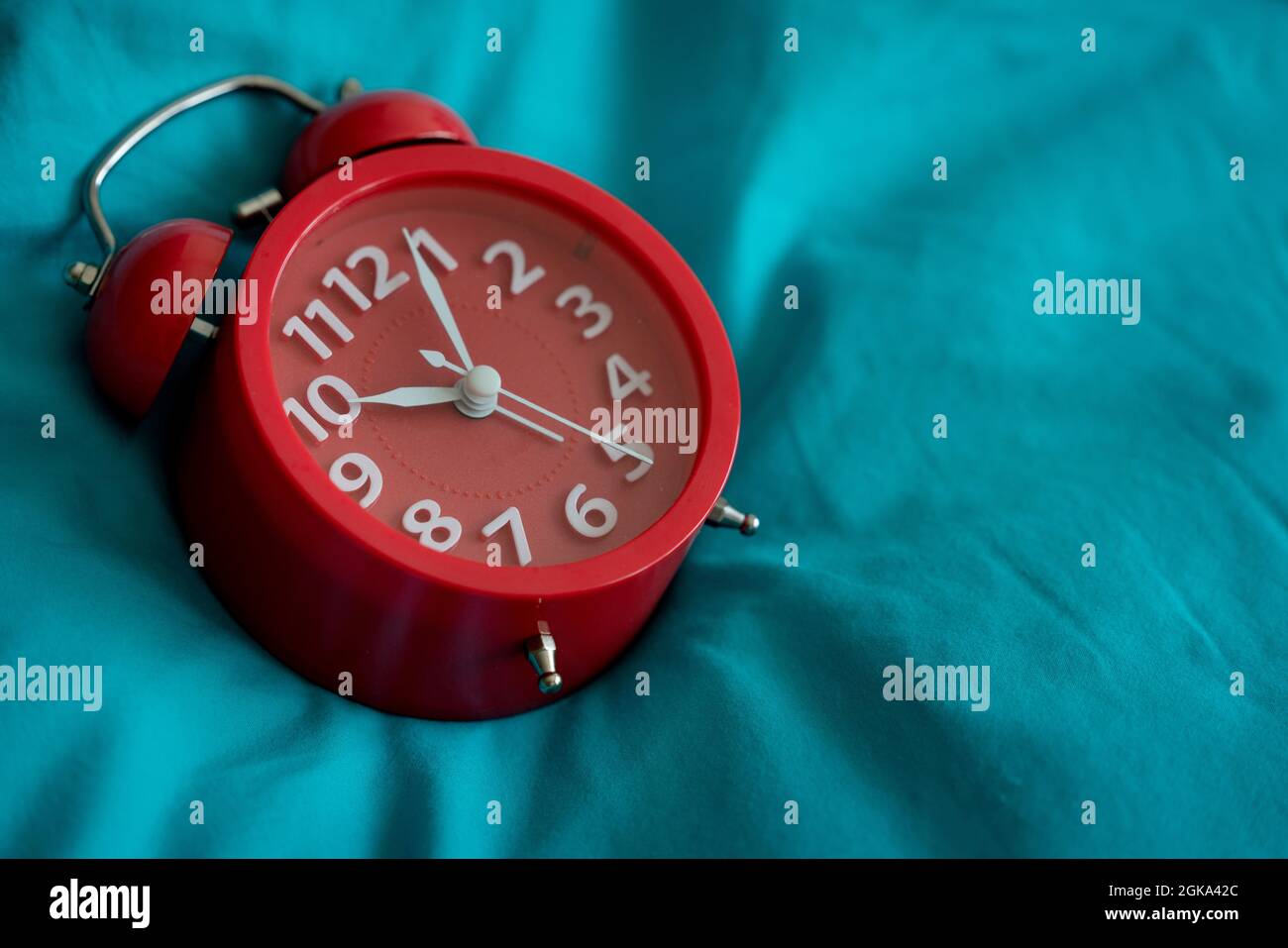 Closeup on clockwise. Face of red Alarm clock at 10 O'clock Stock Photo ...