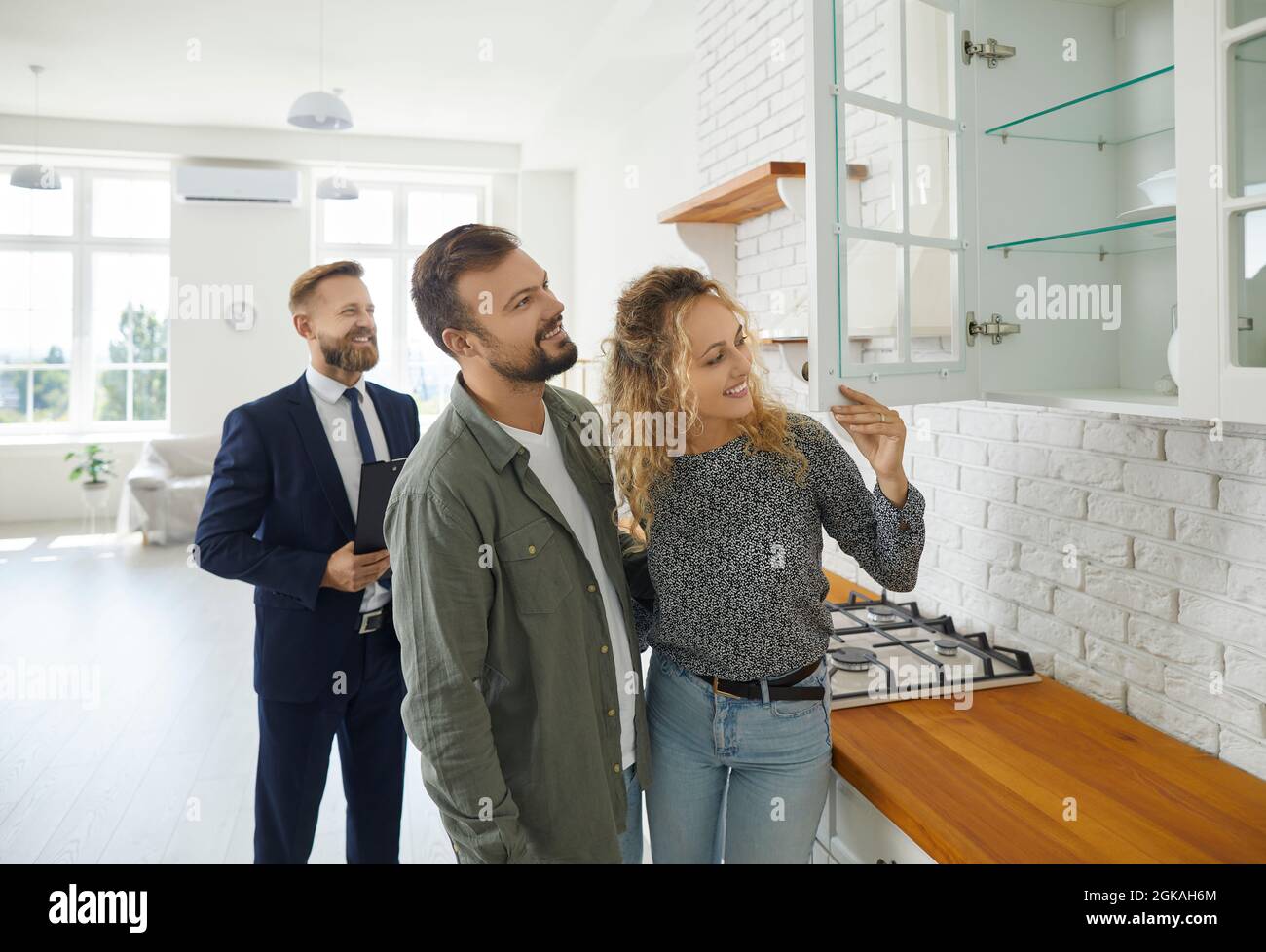 Couple looking around house hi-res stock photography and images - Alamy