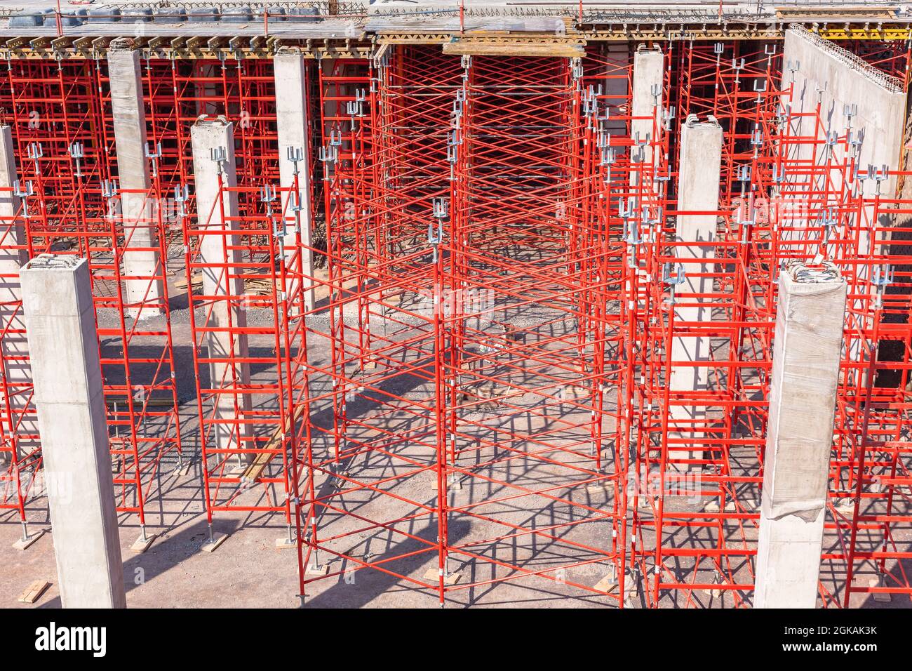 Red metal beams hi-res stock photography and images - Alamy
