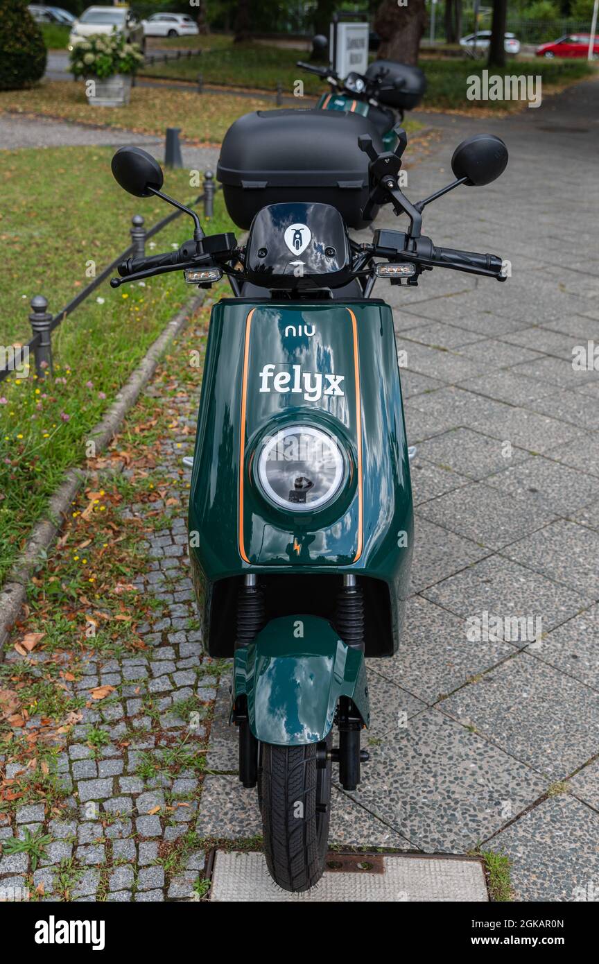 Front view of an electric scooter for rent from the company Felyx ...