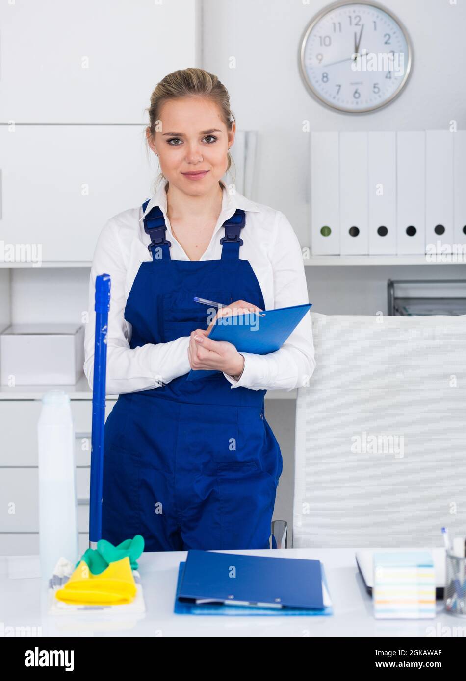 Cleaner office hi-res stock photography and images - Alamy
