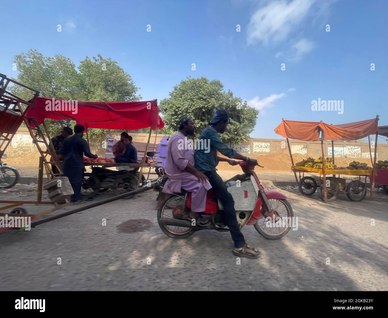 Street fruit vendor india cart hi-res stock photography and images - Alamy