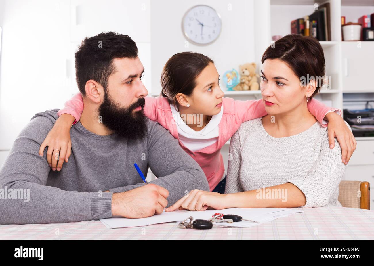 Parents signing papers for divorce Stock Photo - Alamy