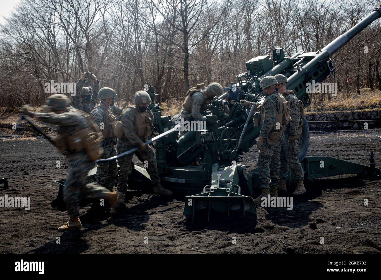 U.S. Marines with Echo Battery, Battalion landing Team 3/4, 31st Marine ...