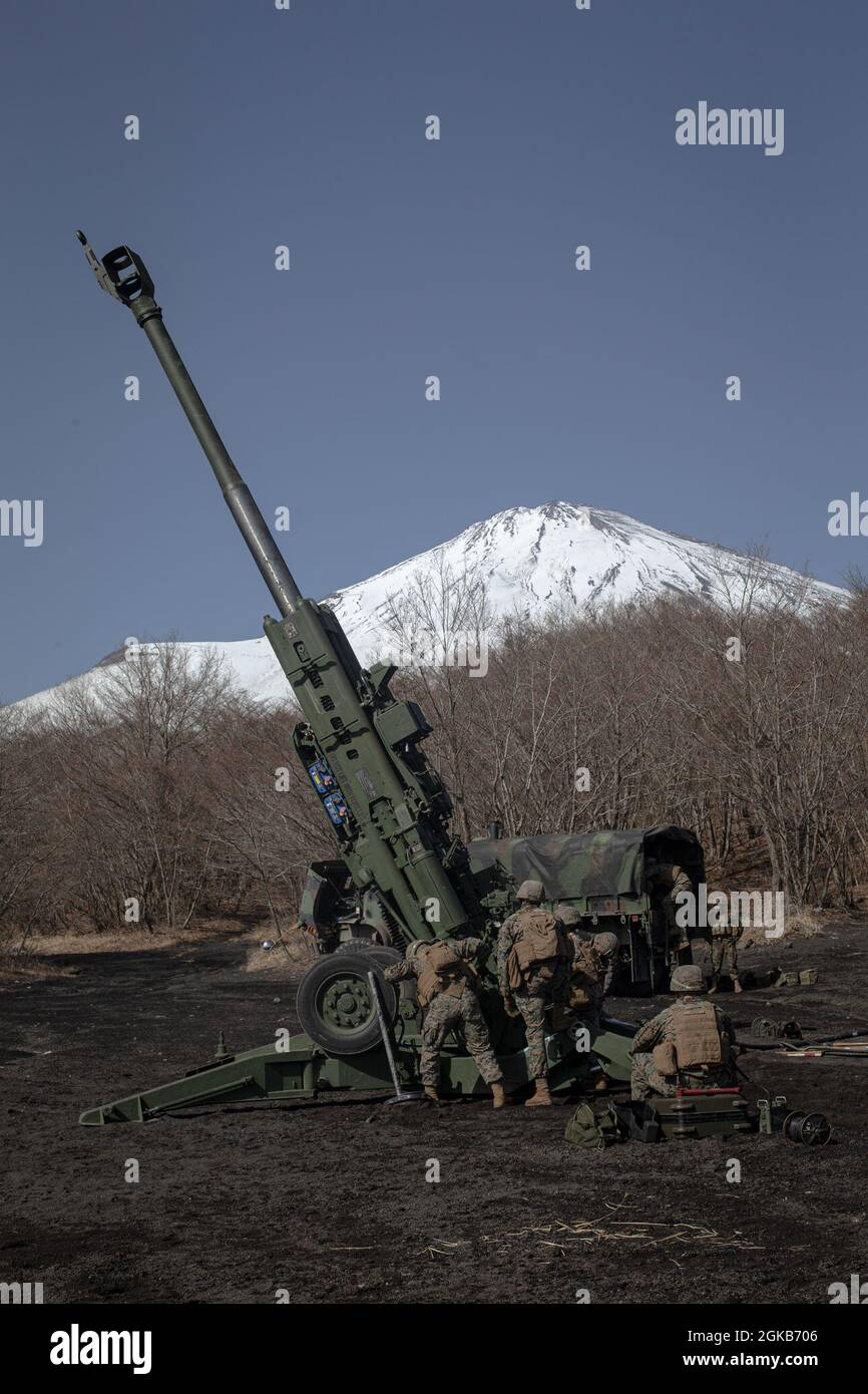 U.S. Marines with Echo Battery, Battalion landing Team 3/4, 31st Marine ...