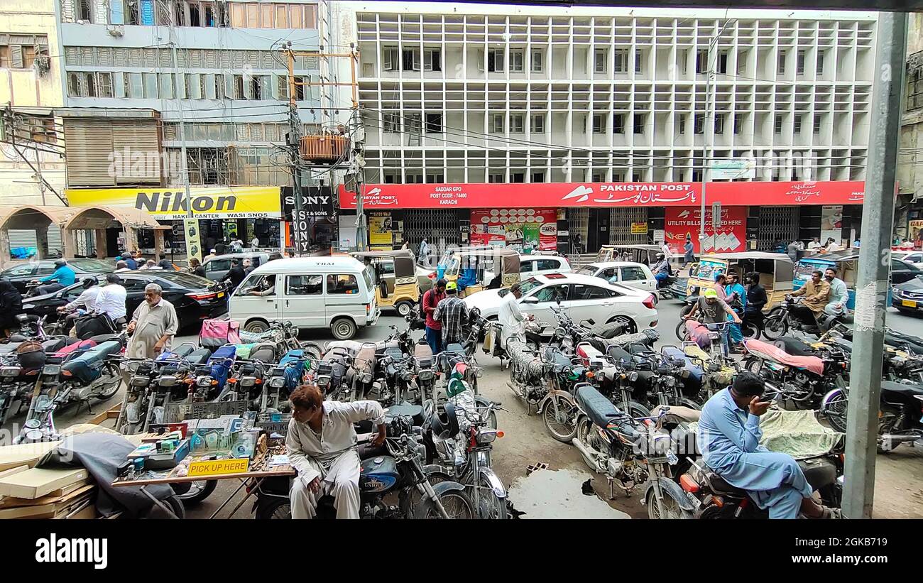 Busy market in karachi, pakistan hi-res stock photography and images ...