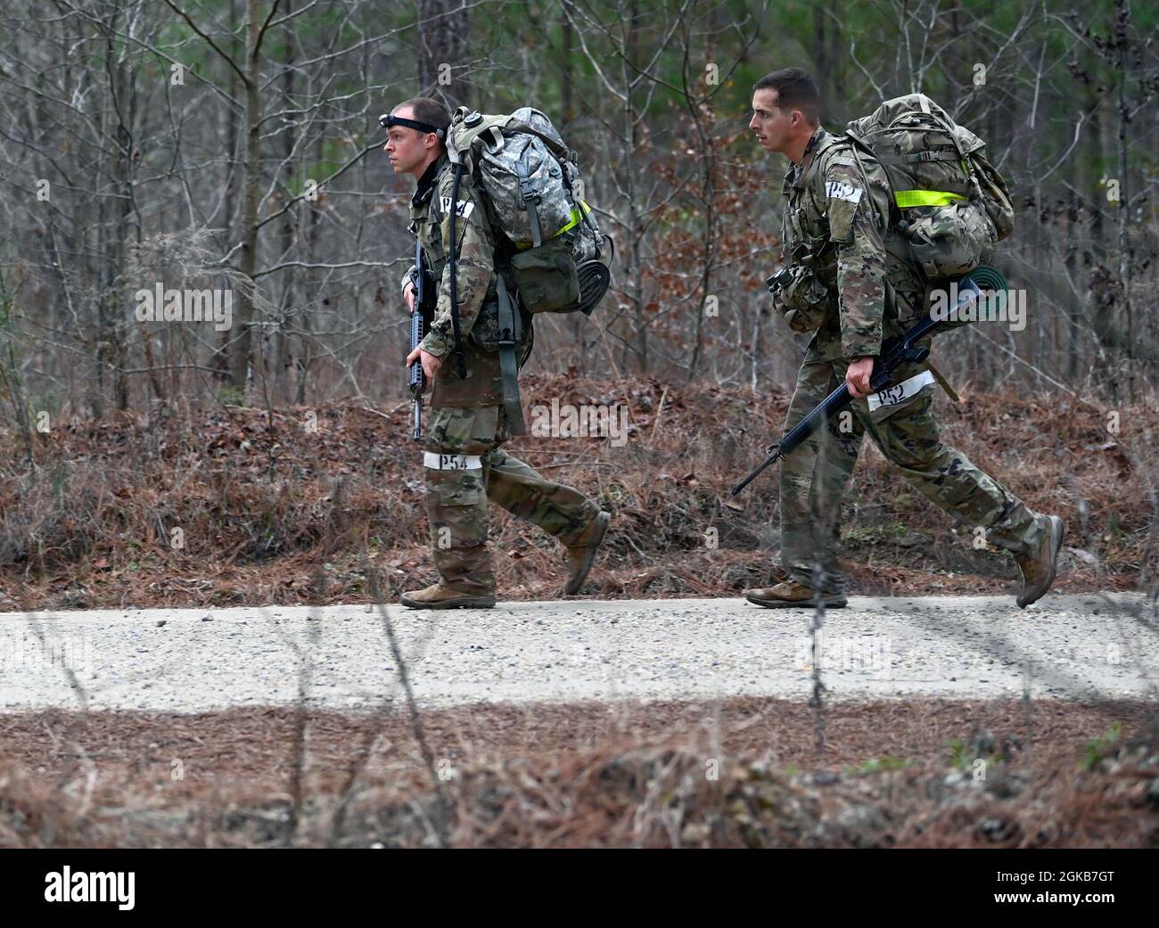 Soldiers assigned to the U.S. Army John F. Kennedy Special Warfare ...