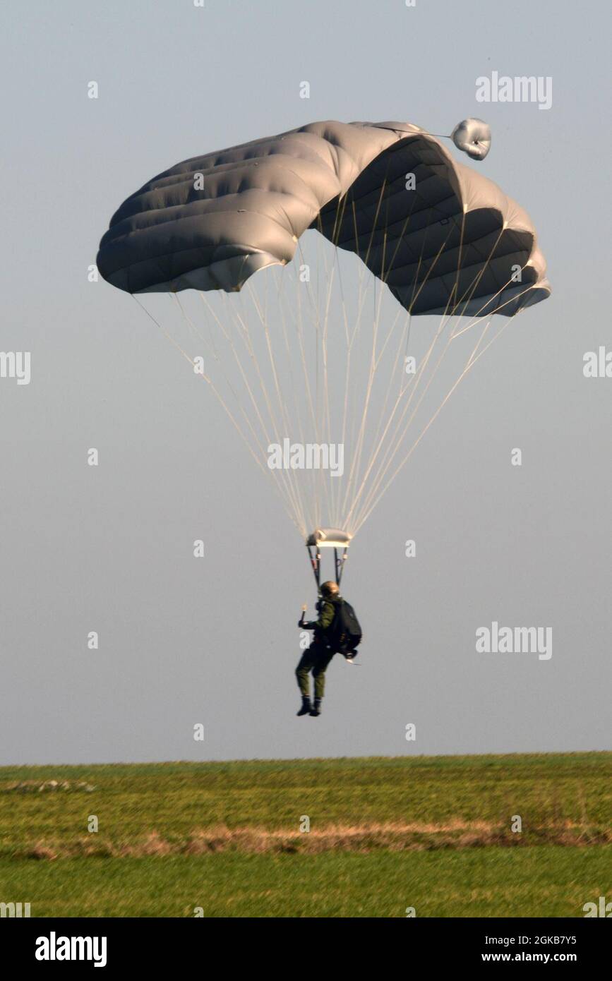 Belgian paratroopers with 1st Battalion of Para Commando, stationed in ...