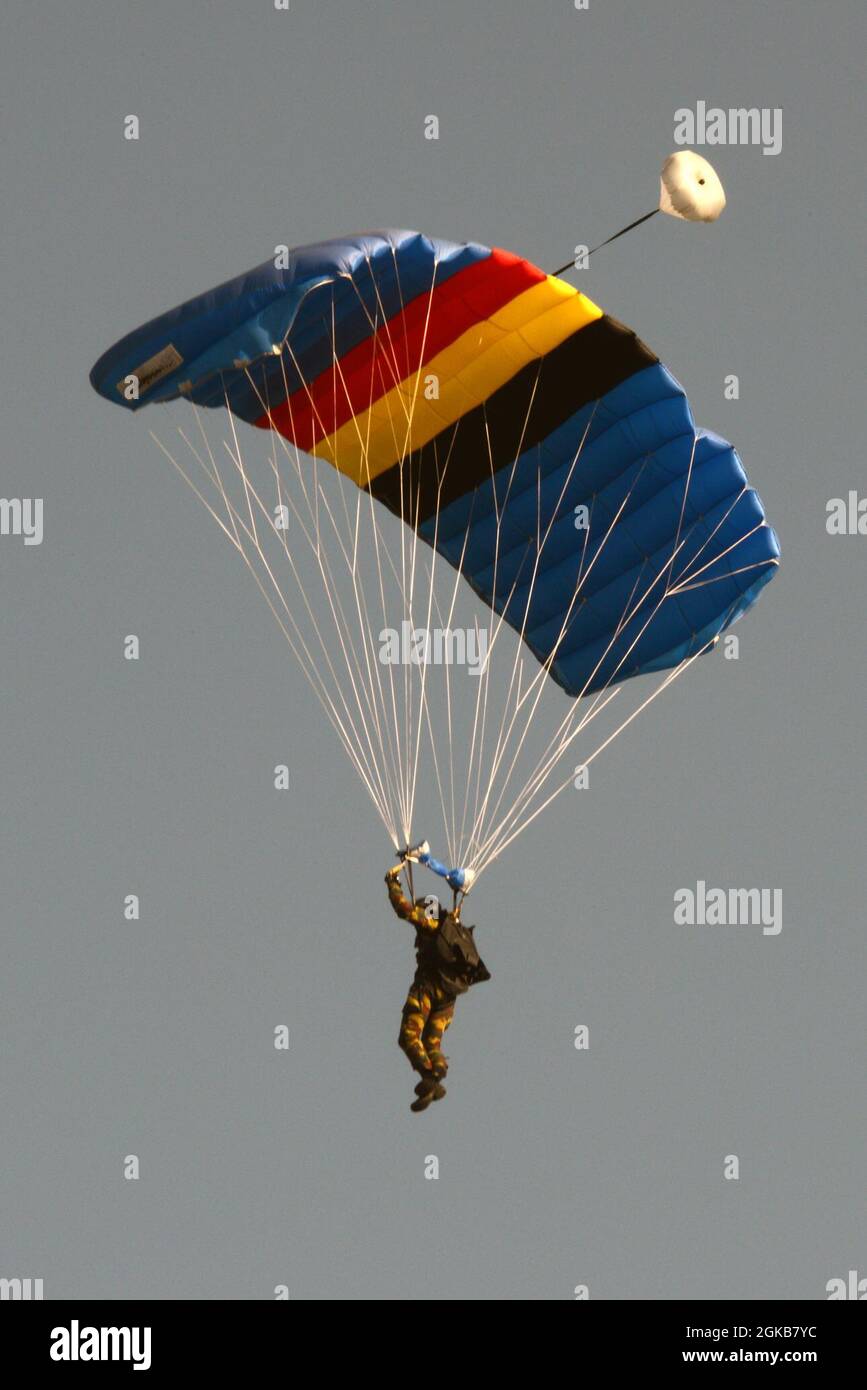 Belgian paratroopers with 1st Battalion of Para Commando, stationed in ...