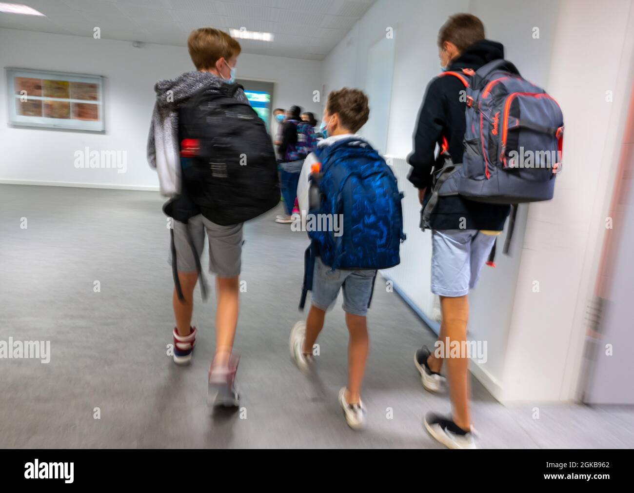 Munich, Germany. 14th Sep, 2021. Pupils arrive for lessons on the first ...