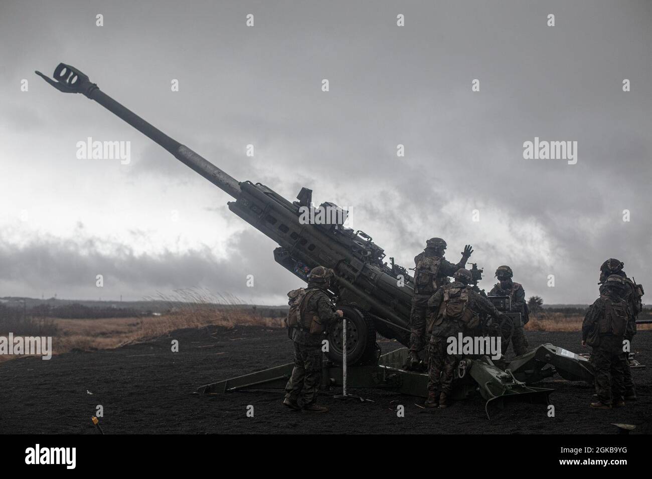 U.S. Marines with Echo Battery, Battalion Landing Team 3/4, 31st Marine ...