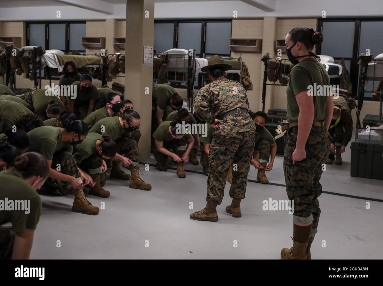 Recruits with Hotel Company, 2nd Recruit Training Battalion, learn how ...