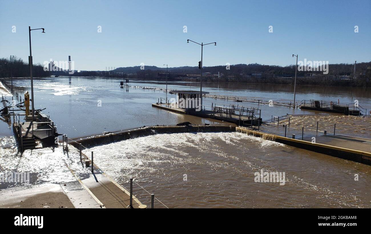 Flood waters begins to recede from the Locks and Dams 3 on the ...