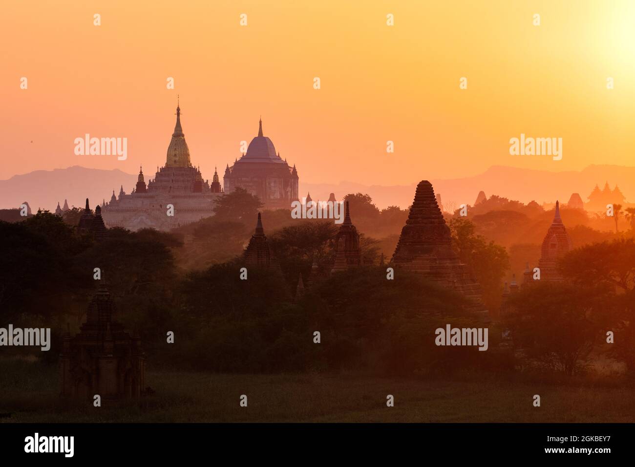 Sunset over Shwegu Gyi Phaya Temple and Thatbyinnyu Phaya Temple ...