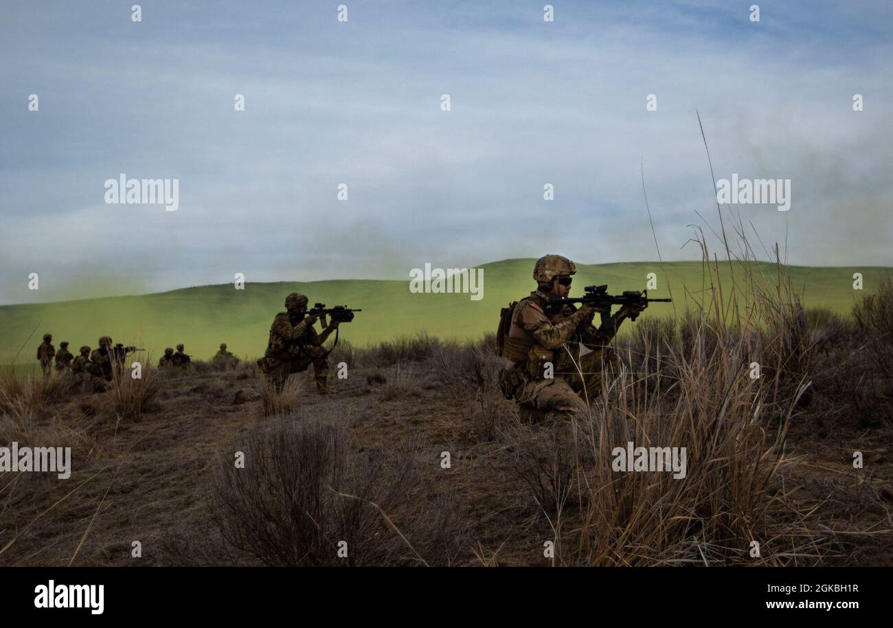 Washington Army National Guard Soldiers, assigned to 3rd Battalion, 161 ...