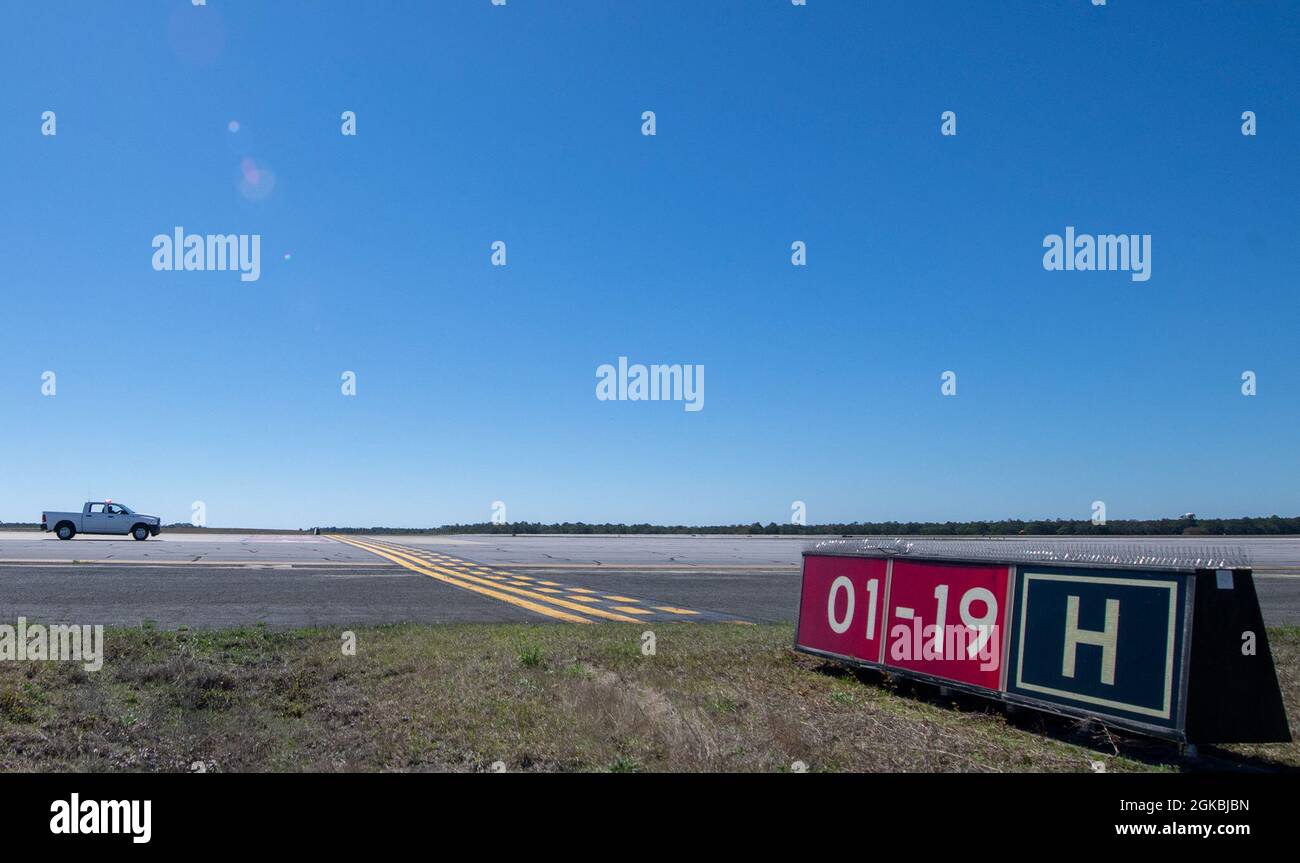 Airfield management hi-res stock photography and images - Alamy