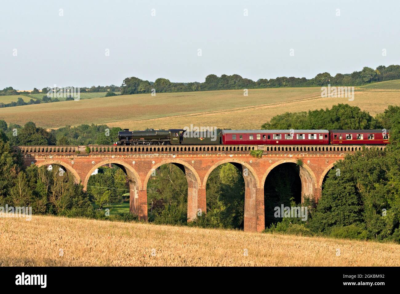 Jubilee Class cocomotive 45596 .Bahamas' crosses Eynsford Viaduct in ...