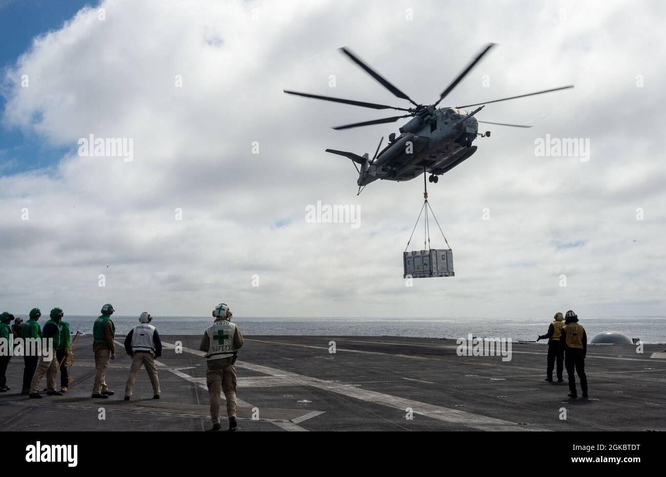 210306-N-LU761-1670 PACIFIC OCEAN (Mar. 6, 2021) A U.S. Marine Corps CH ...