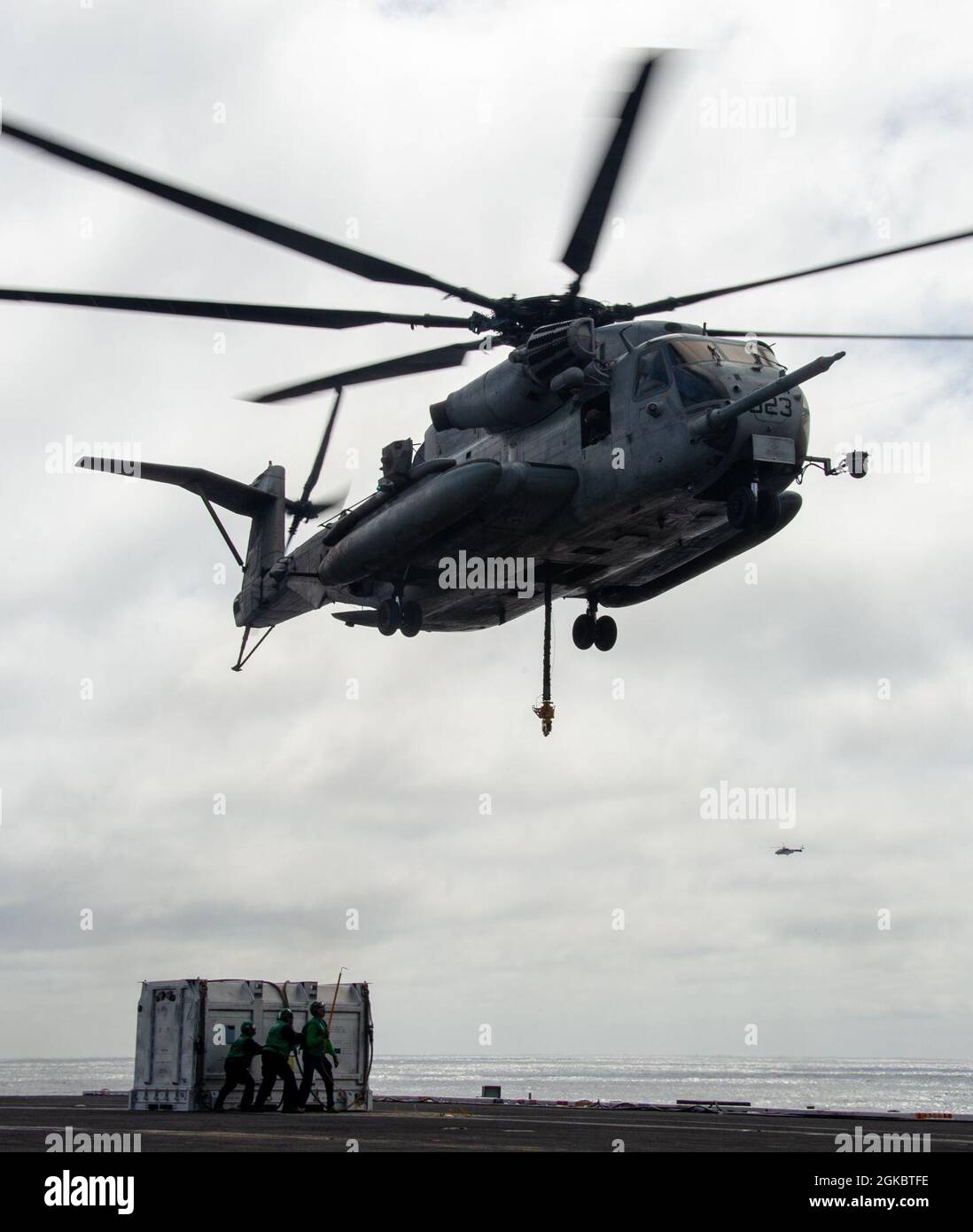 210306-N-LU761-1604 PACIFIC OCEAN (Mar. 6, 2021) A U.S. Marine Corps CH ...