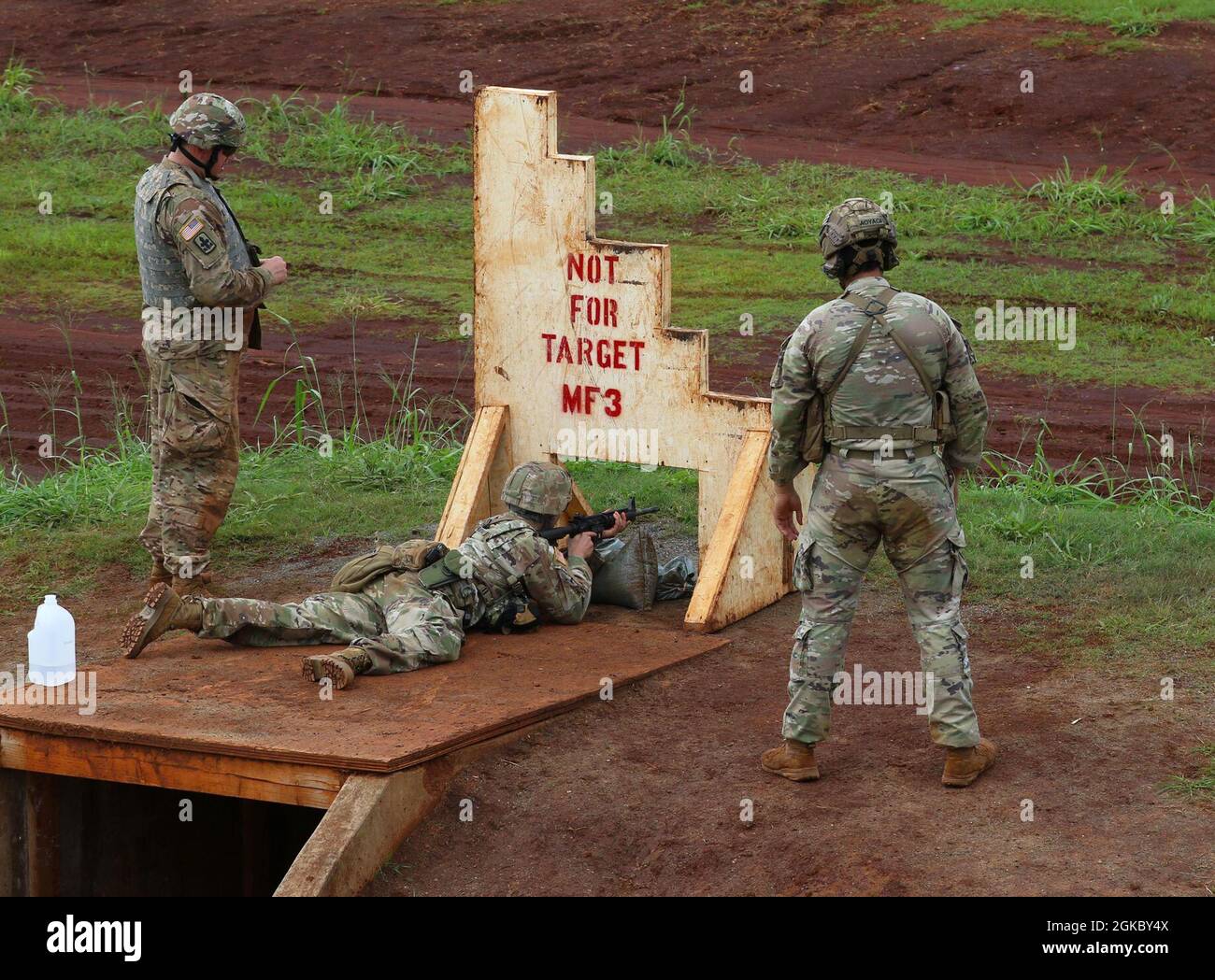 Hawaii Army National Guard (HIARNG) Soldiers participate in the ...