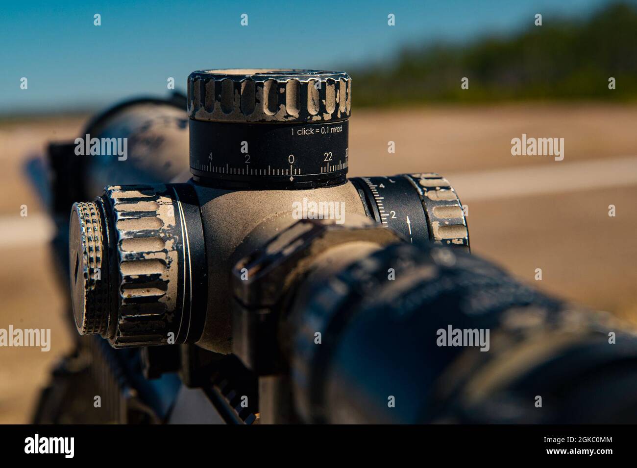 The scope mounted on an M40A6 sniper rifle aids shooters in accurate ...