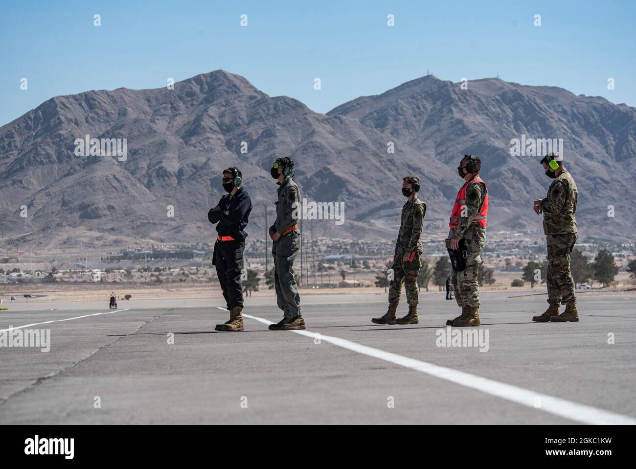 F-16 Viper maintainers assigned to the 20th Fighter Wing (FW) watch an ...