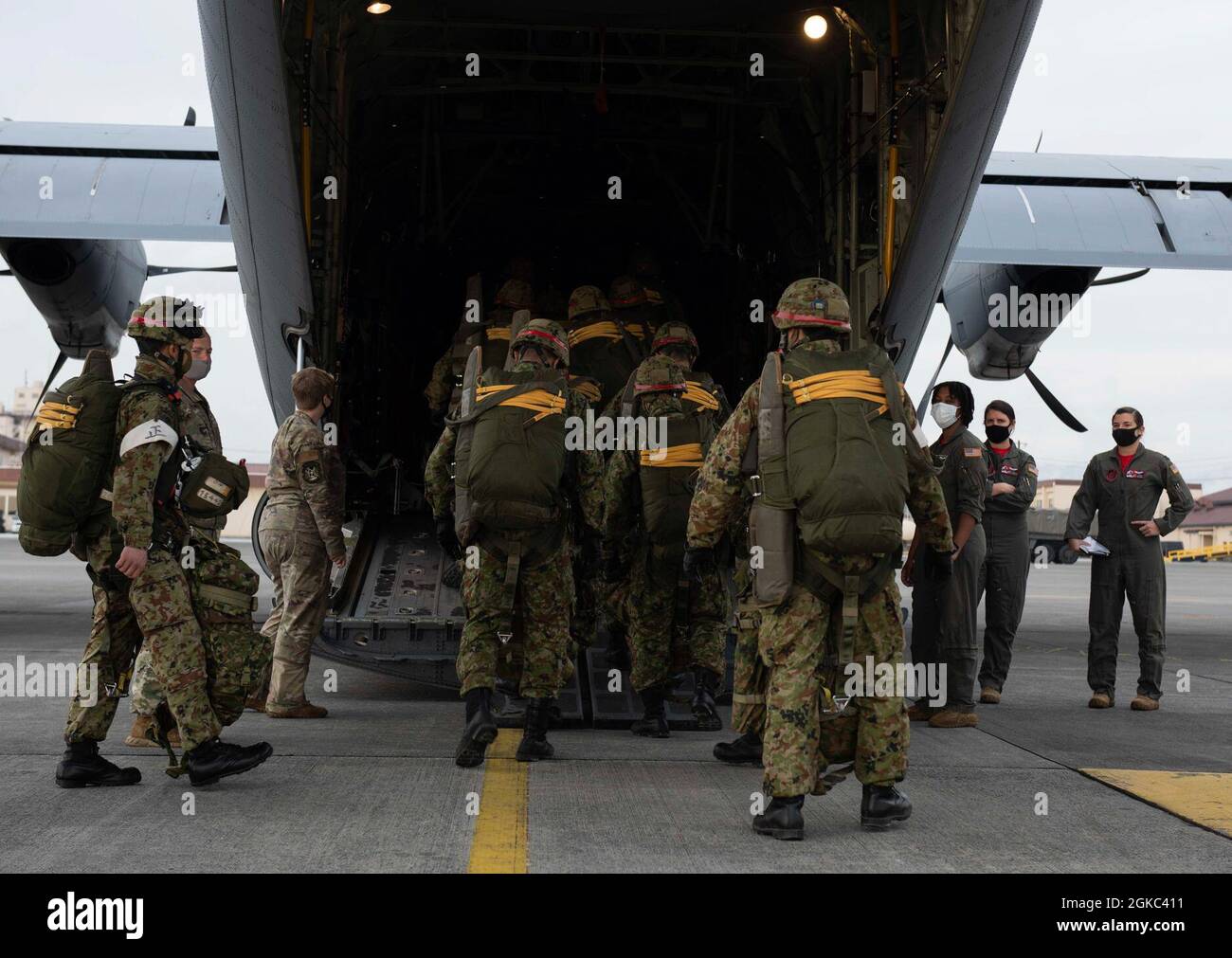Japan Ground Self-Defense Force paratroopers assigned to the 1st ...