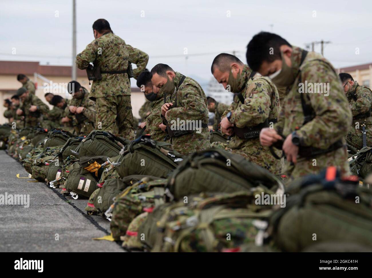 Japan Ground Self-Defense Force paratroopers assigned to the 1st ...
