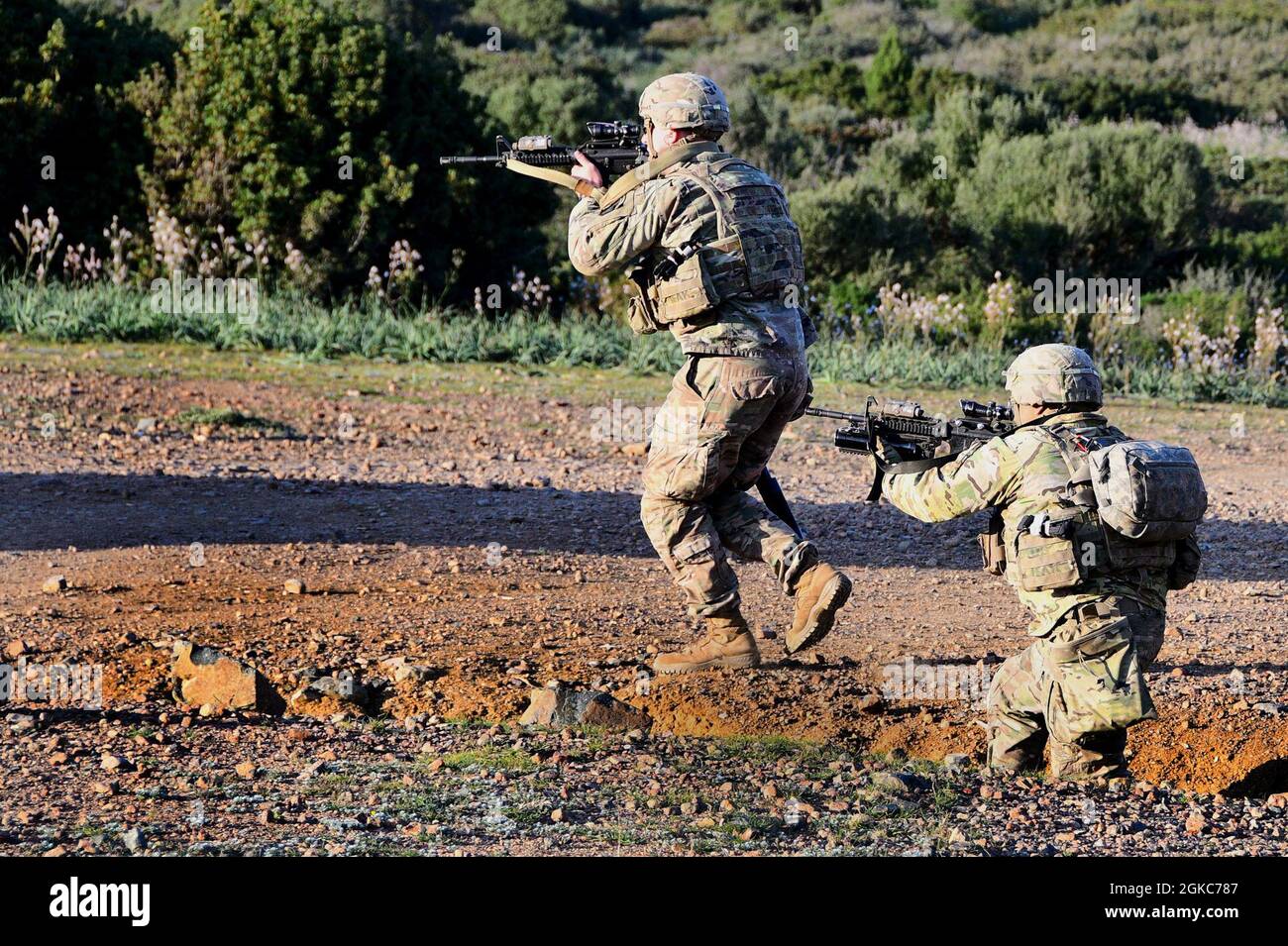 U.S. Army paratroopers assigned to Castle Company, 54th Engineer ...