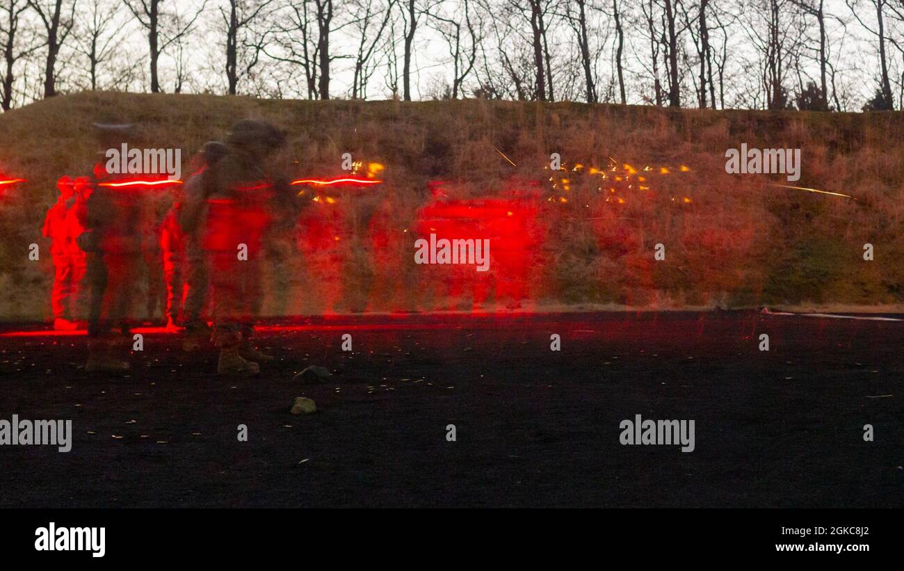 U.S. Marines with Echo Battery, Battalion Landing Team 3/4, 31st Marine ...