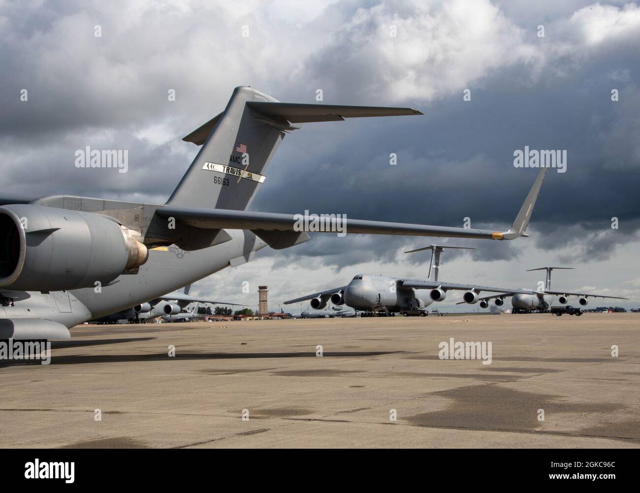 Heavy lift aircraft hi-res stock photography and images - Alamy