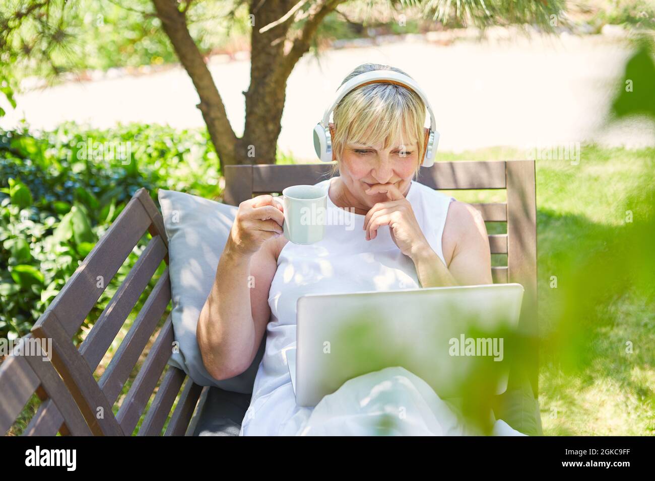 Laptop computer park garden hi-res stock photography and images - Alamy