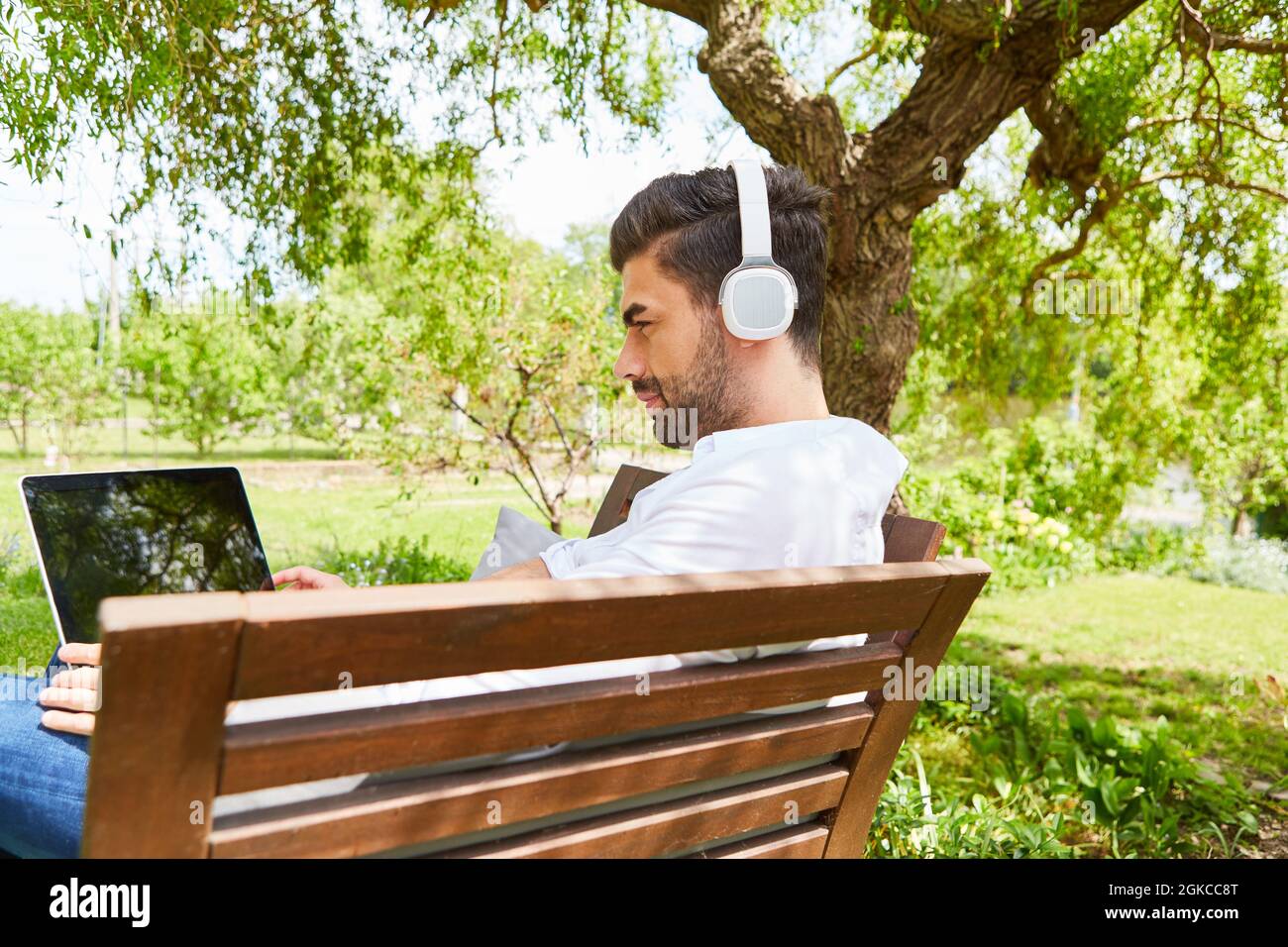 Laptop computer park garden hi-res stock photography and images - Alamy