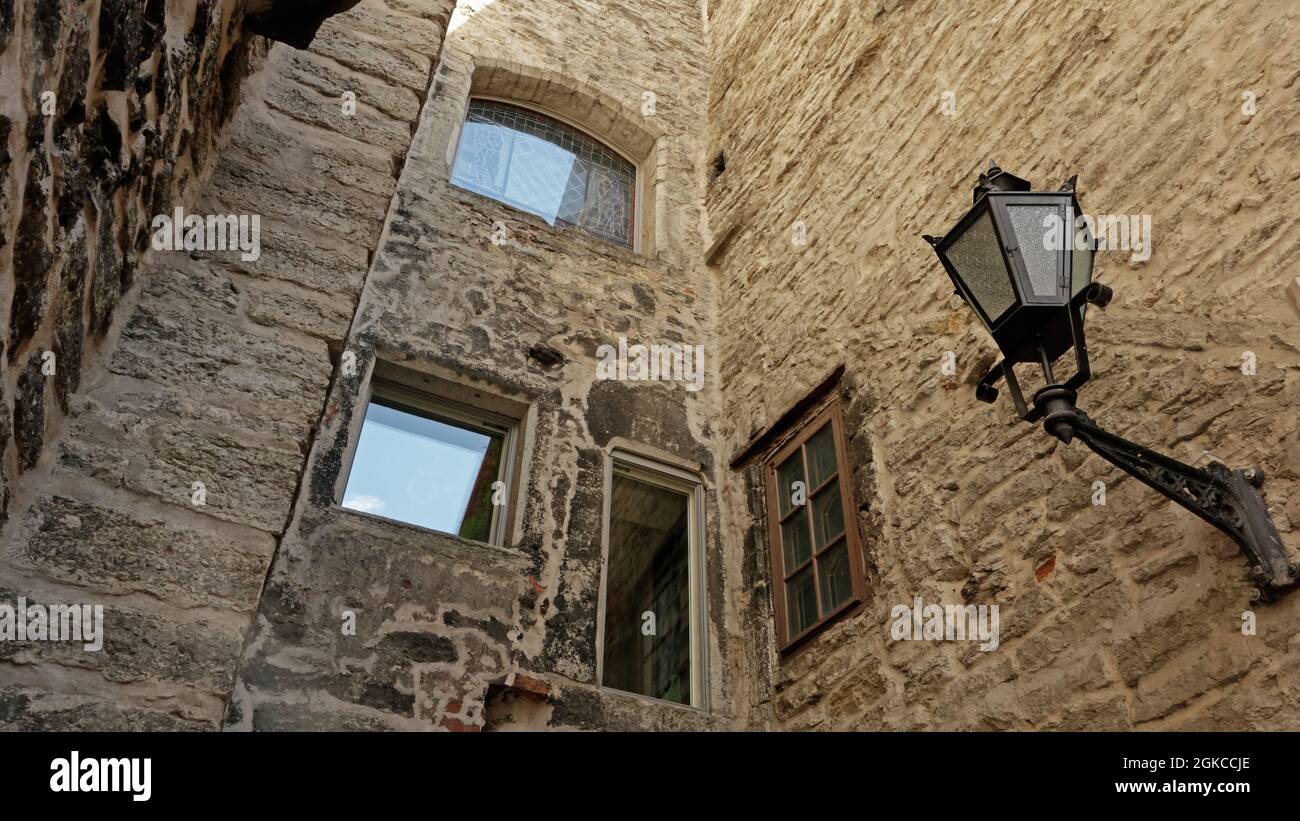 Building mounted street light hi-res stock photography and images - Alamy