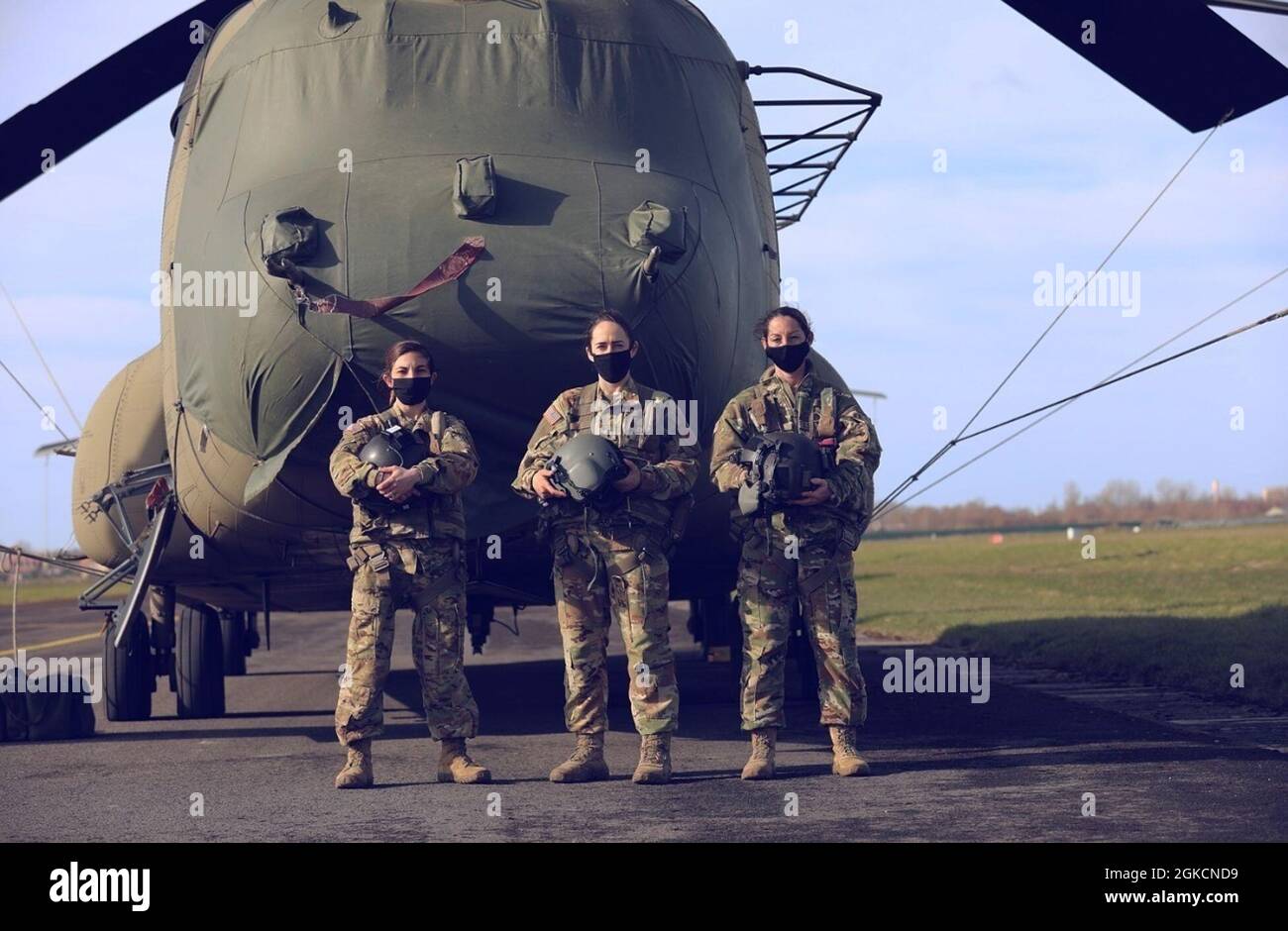 The first female aviators in history to fly U.S. Army CH-47 Chinook ...