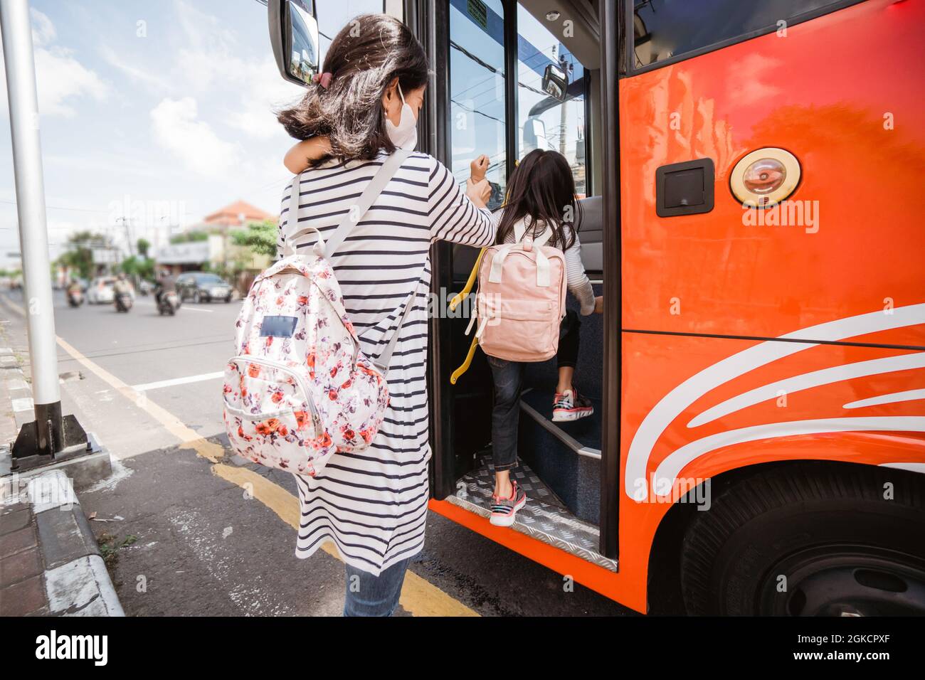 Child and mom school bus hi-res stock photography and images - Alamy