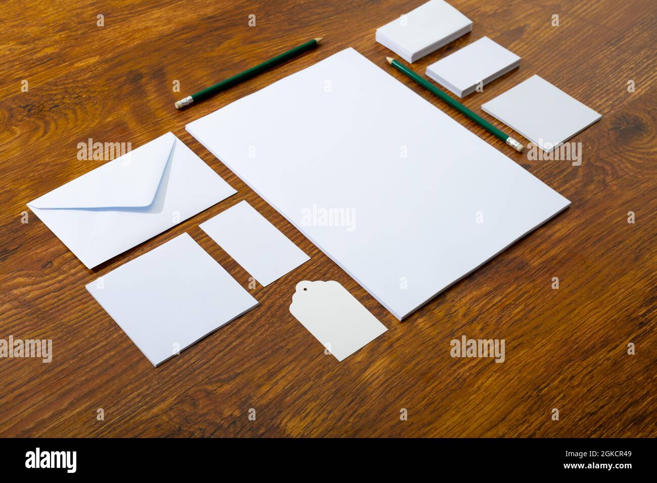 White cards hi-res stock photography and images - Alamy