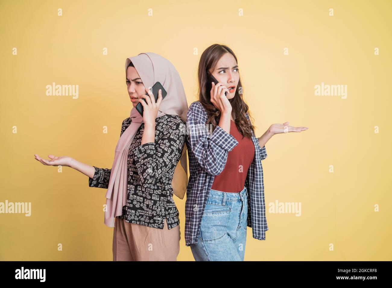 Two girls listen cell phone hi-res stock photography and images - Alamy