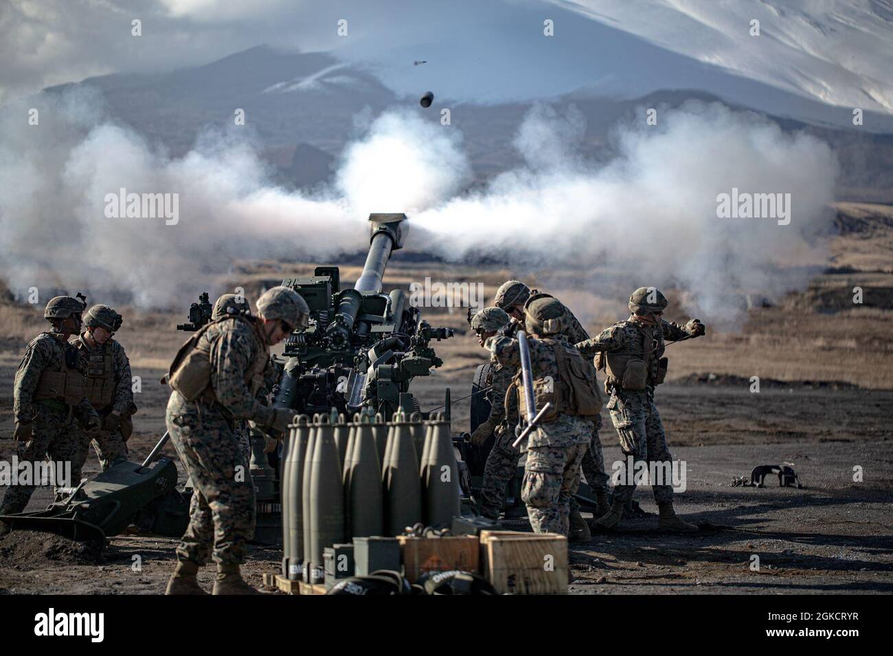 U.S. Marines with Echo Battery, Battalion Landing Team 3/4, 31st Marine ...