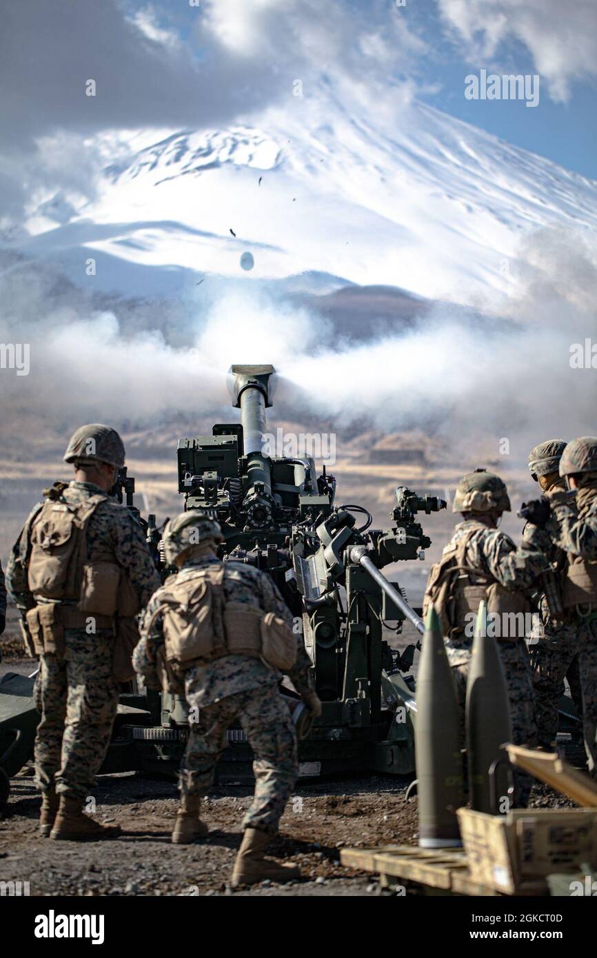 U.S. Marines with Echo Battery, Battalion Landing Team 3/4, 31st Marine ...