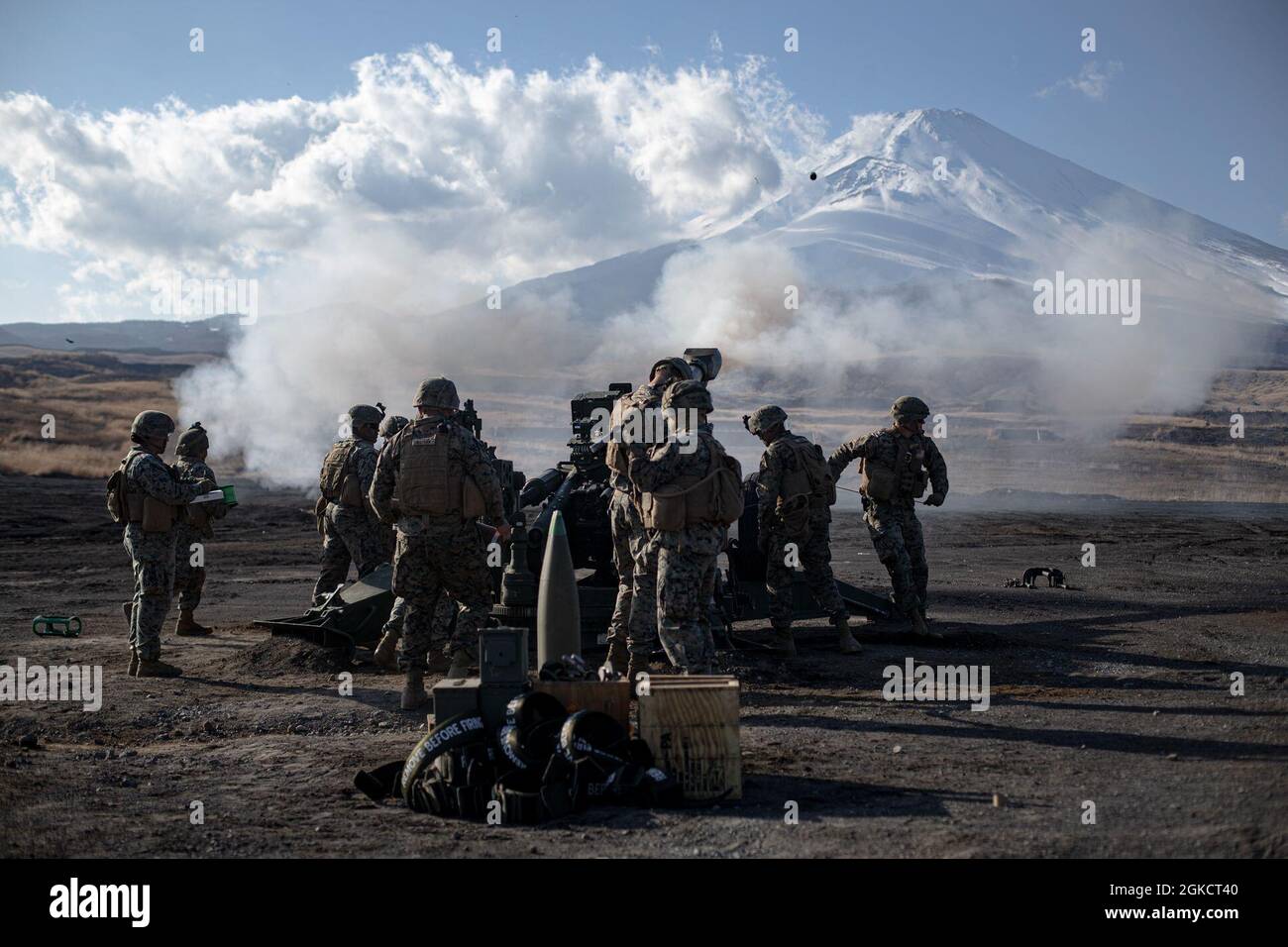 U.S. Marines with Echo Battery, Battalion Landing Team 3/4, 31st Marine ...
