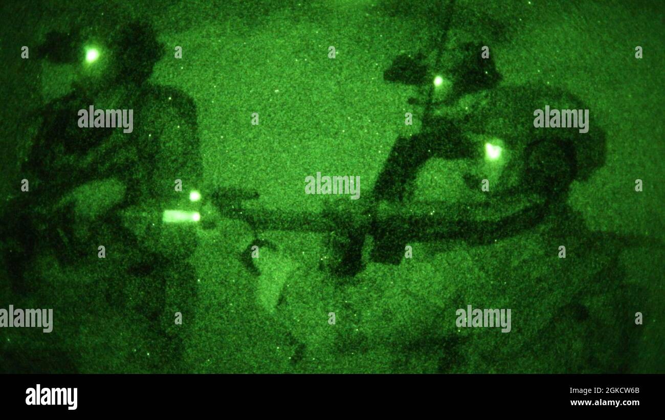 U.S. Army Green Berets from 1st Special Forces Group (Airborne) move to ...