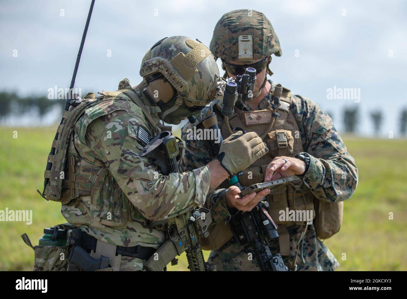 U.S. Marines with 3d Reconnaissance Battalion, 3d Marine Division and U ...