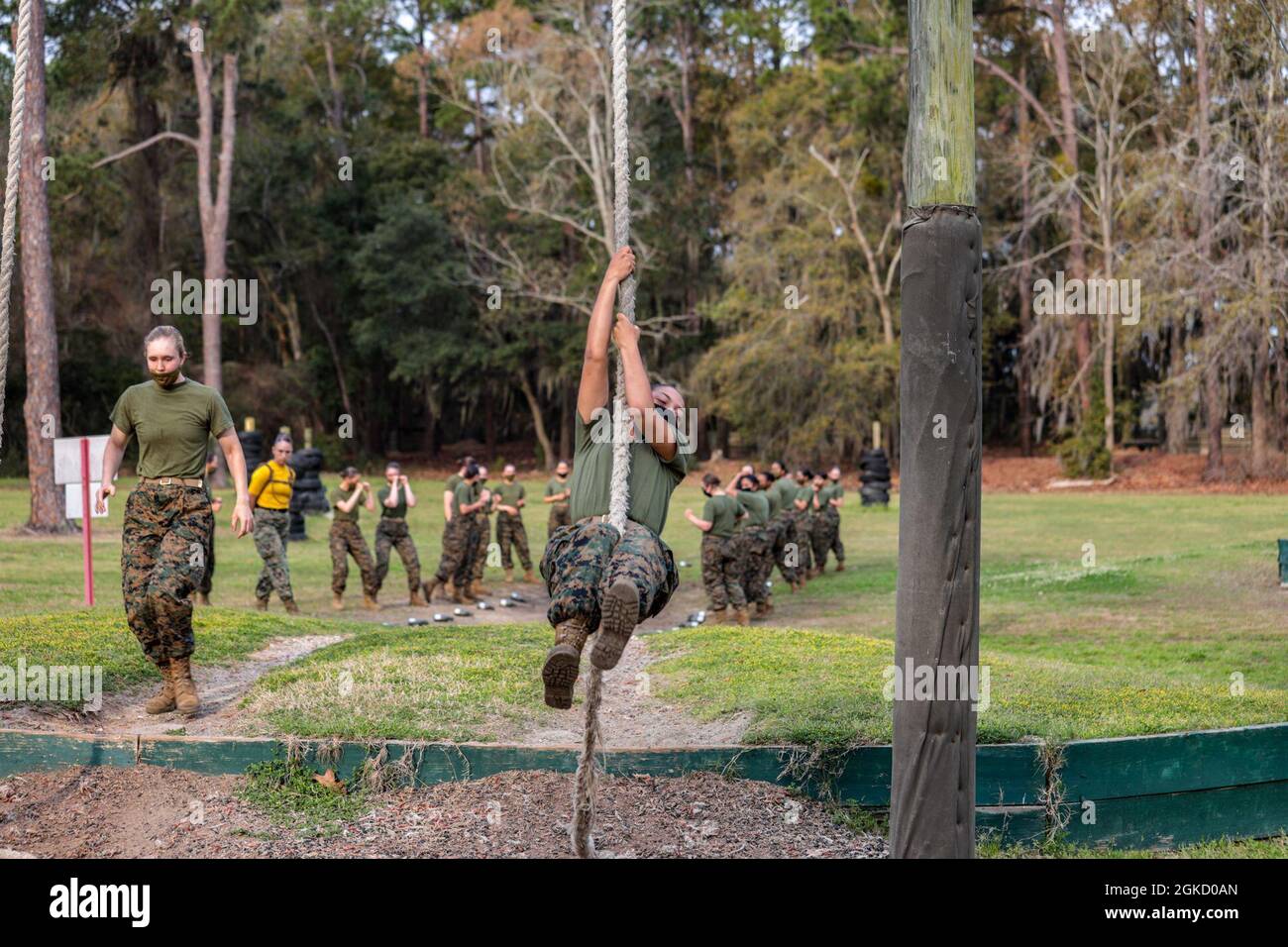 Recruits with Hotel Company, 2nd Recruit Training Battalion, navigate ...
