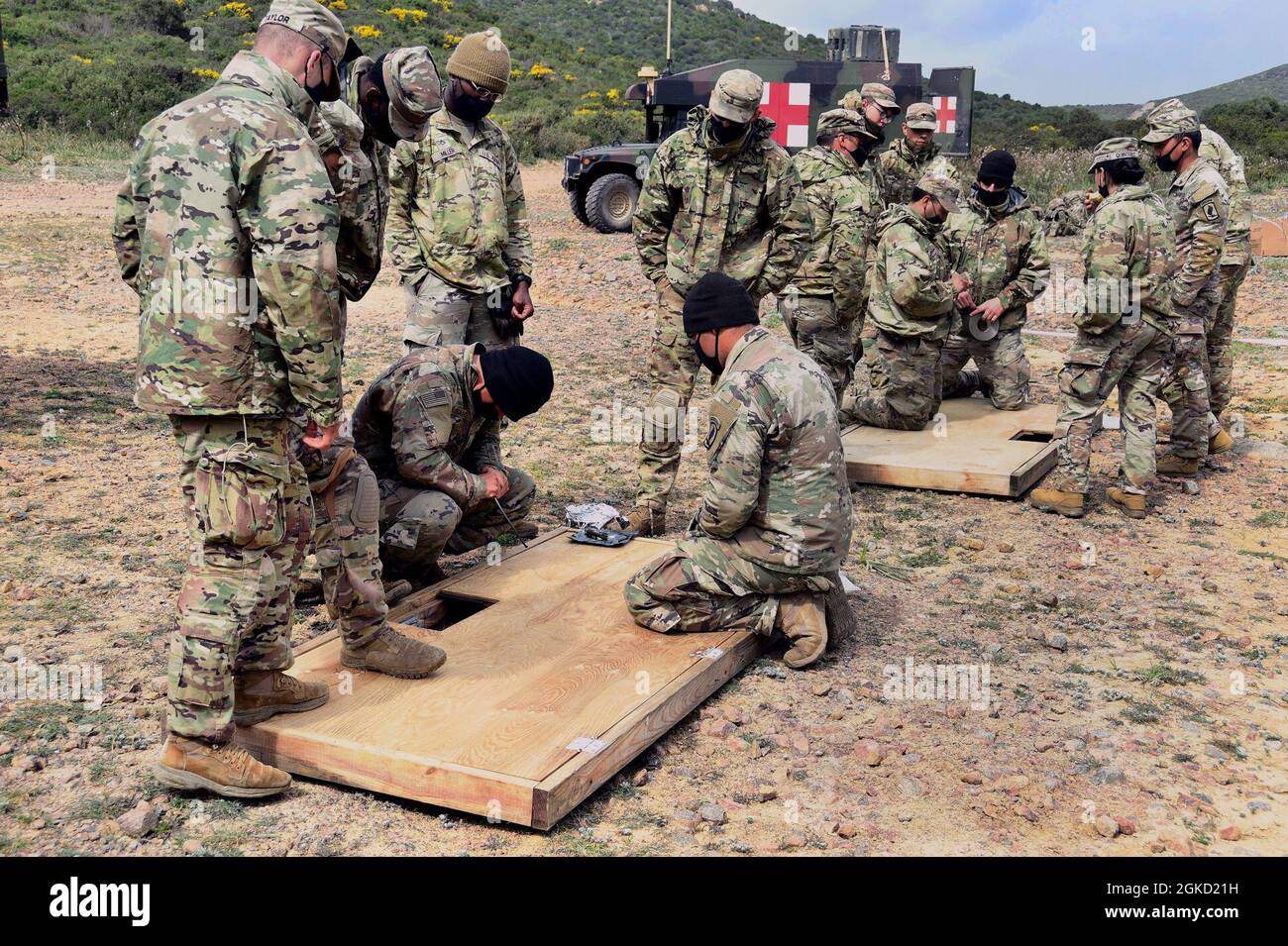 U.S. Army paratroopers assigned to Castle Company, 54th Battalion ...