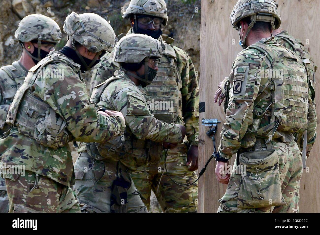 U.S. Army paratroopers assigned to Castle Company, 54th Engineer ...