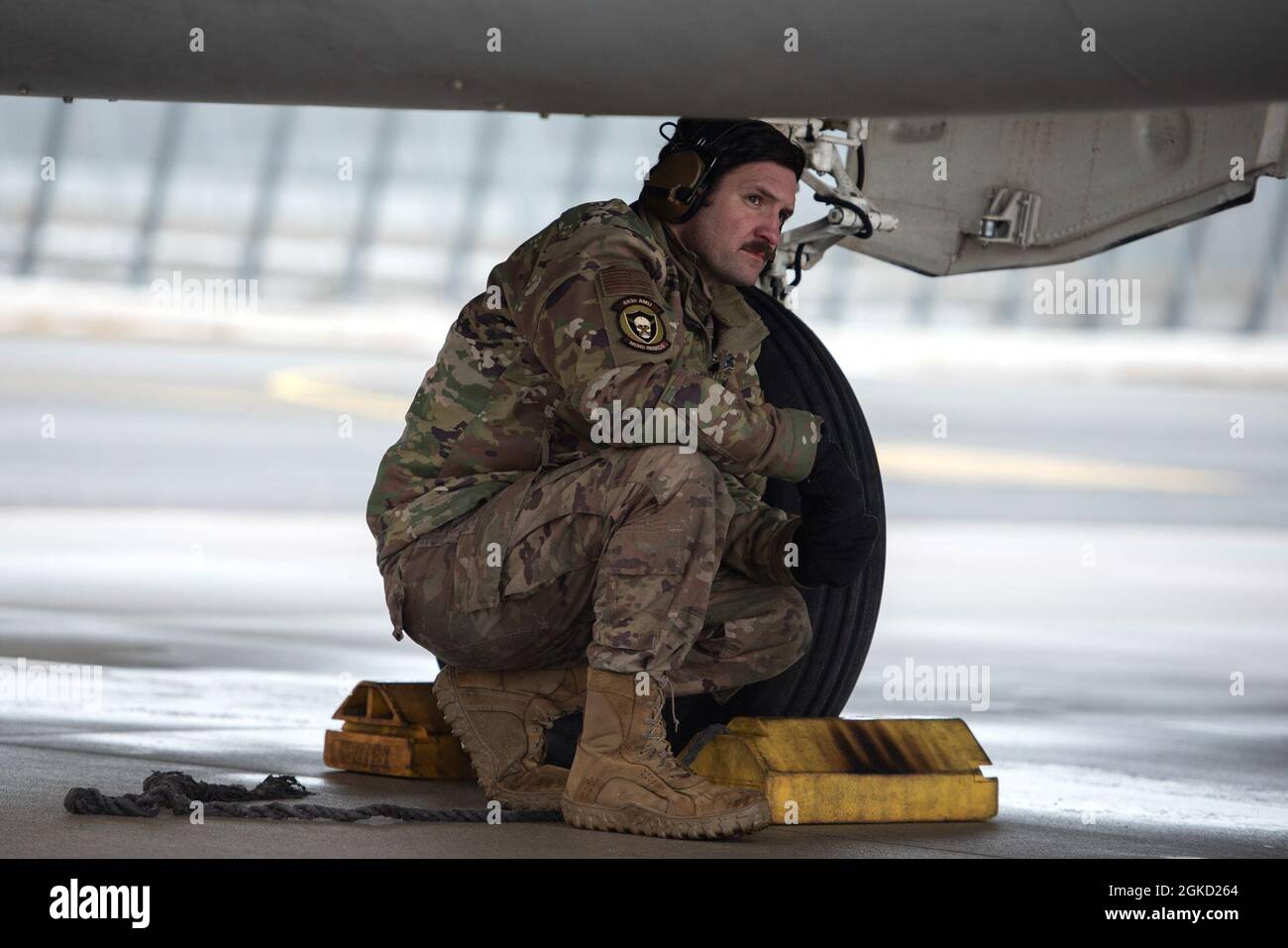 A U.S. Air Force Tech Sgt. Kevin Ziarnowski, 748th Aircraft Maintenance ...