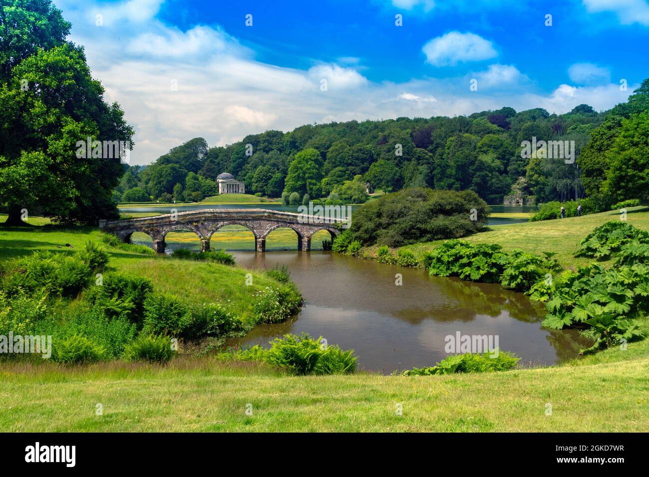 The Palladian bridge and lake in Stourhead Gardens, Wiltshire, England ...